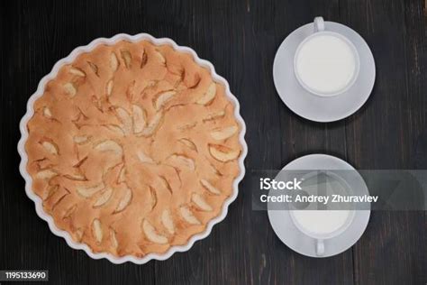 검은 나무 배경에 잘 익은 사과의 홈 케이크 큰 사과 파이 상단보기 베이킹 접시에 과일 파이와 크림 두 컵 0명에 대한 스톡 사진 및 기타 이미지 Istock