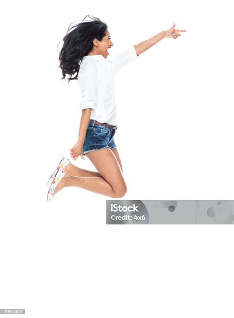 사이드 뷰프로필 보기1 인전체 길이 2029 세 성인 아름 다운긴 머리 라틴 아메리카히스패닉 민족 여성젊은 여성 앞 점프 흰색