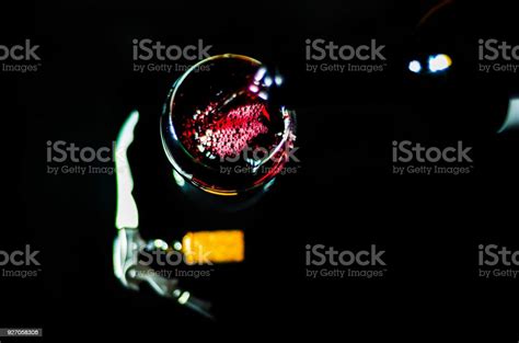 유리 미식가 위한 와인 절묘 한 주류 한 잔으로 순간의 축 하에에서 레드 와인을 붓는 가득 찬에 대한 스톡 사진 및 기타 이미지 가득 찬 결정체 고급 Istock