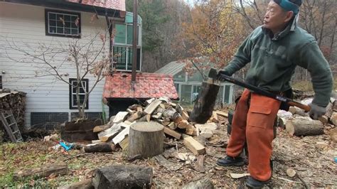 도끼질 하다가 도끼가 나무에 꽉 끼었을때 이렇게 하세요 Youtube