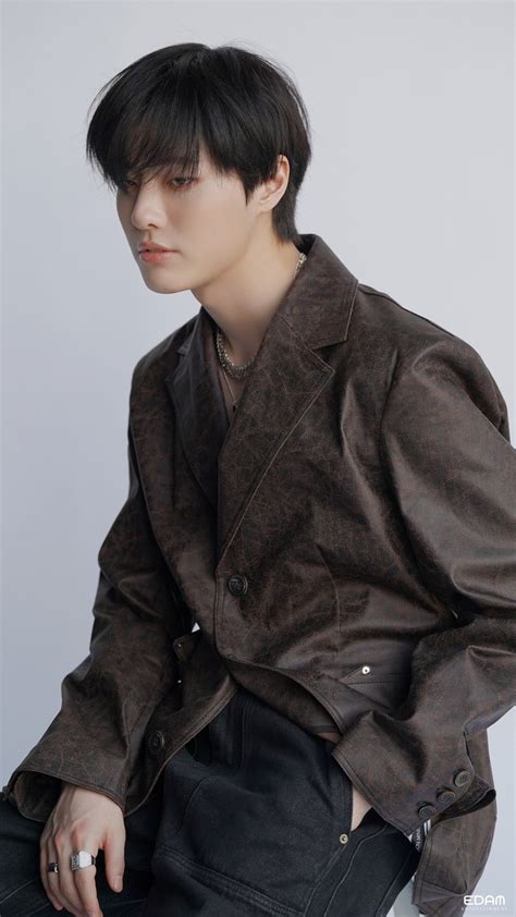 On Twitter 포즈 아티스트 패션 아이디어