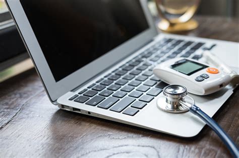 기술 및 의학청진 기 실버 노트북 키보드를 통해 포도 당 미터 혈액 의료 의료 및 검 진 당뇨병 Glycemia의 개념 건강관리와 의술에 대한 스톡 사진 및 기타 이미지