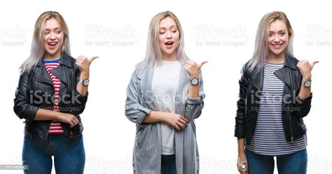 아름 다운 금발의 젊은 여 자가 생기고 엄지 측면 가리키는 행복 한 얼굴로 웃 고 고립 된 배경 위에 자 켓을 입고 콜라주 가리키기에 대한 스톡 사진 및 기타 이미지