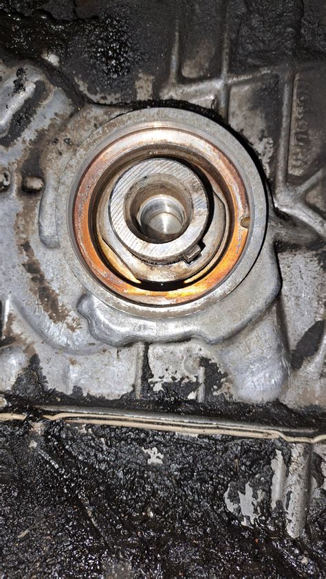 Замена сальник коленвала — Nissan Almera Tino, 2 л., 2001 года ...