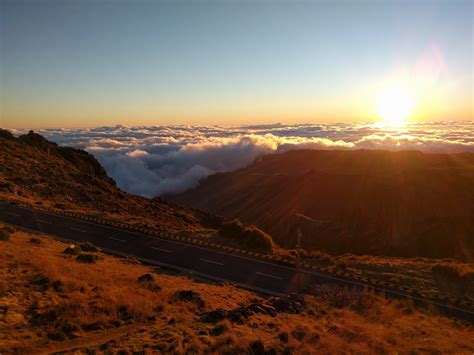 Amanecer En El Pico Do Areeiro Una Experiencia Impresionante Sobre Las Nubes Walkme Levadas