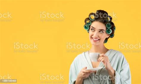 머리 컬링을 마시는 여자 마시는 커피 들고 컵 노란색 배경 젊은 여자에 대한 스톡 사진 및 기타 이미지 젊은 여자 핀업걸 20 29세 Istock