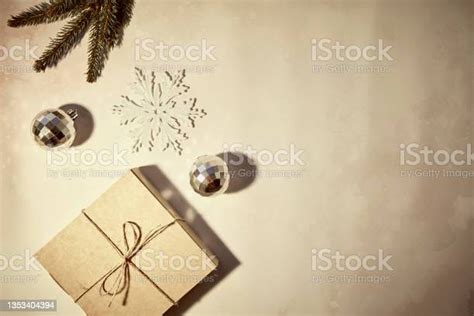 복고풍 빈티지 카드 배경 공예 장식 전나무 나무의 가지 선물 상자와 그림자와 트렌디 한 장식과 공간을 복사 메리 크리스마스 개념 비네팅 효과 12월에 대한 스톡 사진 및