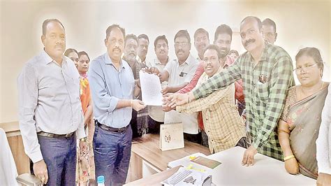 పని భారం తగ్గించాలి వీఆర్‌వోల వినతి Vros Progblems