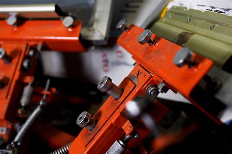 인쇄 심사 장치의 선택적 초점 사진 세리그래피 제작 디자인 스튜디오에서 실크스크린 방법으로 티셔츠에 이미지 인쇄 T 셔츠에 대한 스톡 사진 및 기타 이미지 Istock