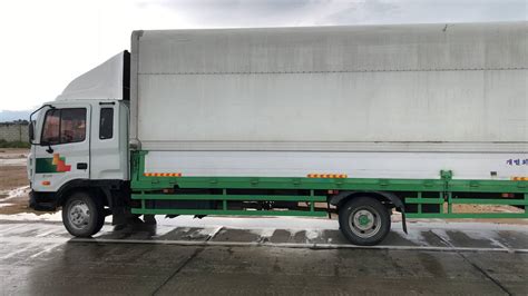 រថយន្តហ៊ីយ៉ាន់ដាយបុករថយន្តព្រូសពីក្រោយវិលមួយជុំខ្ទាតទៅចំណែកផ្លូវម្ខាងត្រូវរថយន្តដឹកដែកមួយគ្រឿងទៀ