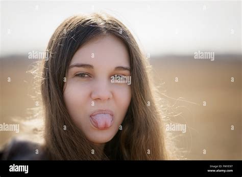 Girl Showing Tongue Fotos Und Bildmaterial In Hoher Auflösung Alamy