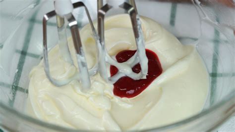 선물용으로 좋은 라즈베리크림을 올린 레몬컵케이크