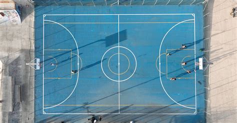 Dji 공중 놀이 농구 농구 코트 독점 드론 법원 아이 아이들 놀이 이탈리아 이탈리아의 푸글 리아에 관한 무료 스톡 동영상