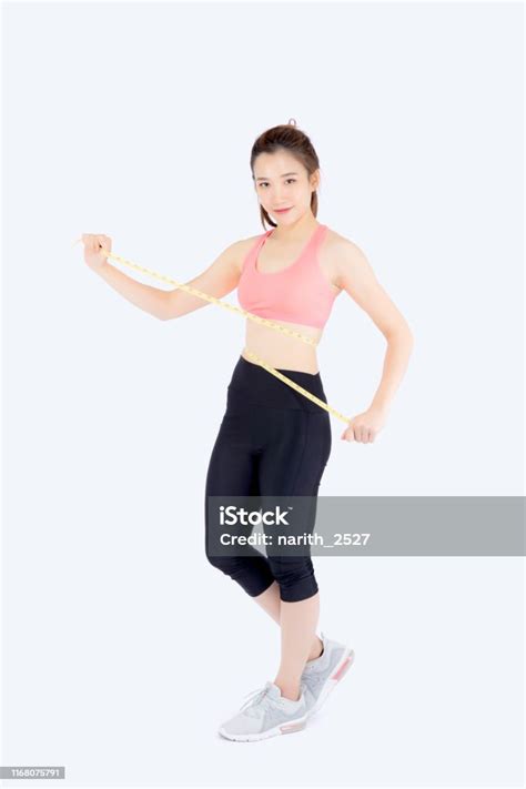 아름 다운 슬림 젊은 아시아 여자 측정 테이프 얇은 허리 착용 균일 한 피트 니스 고립 된 흰색 배경 운동 및 운동 웰빙과 건강 한 케어 바디 다이어트에 대 한 아시아 여자