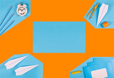 미니입니다 광고 모의 학교 시간표입니다 시간 관리 개념입니다 학교 문구 오렌지 종이 배경 디자인 레이아웃 상단 보기입니다 평면 배치 0명에 대한 스톡 사진 및 기타 이미지