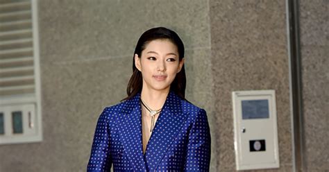 이엘 레드카펫 위 드레스 대신 멋진 수트 입고~ 포토