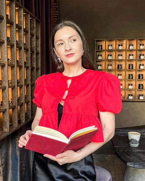 С днём книги всех книголюбов🖤🥂