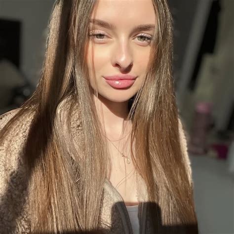 𝐿𝒶𝓊𝓇𝒶 Lauriolle • Threads Say More