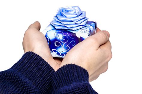 클리핑 패스와 함께 격리 선물 상자를 들고 손 여자 크리스마스 선물 손 고립 된 화이트와의 이미지 겨울에 대한 스톡 사진 및 기타 이미지 Istock