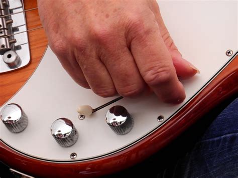 무료 이미지 어쿠스틱 기타 살고 있다 손가락 빨간 음악가 전자 기타 닫다 바이올린 오디오 소리 열정 노래 베이스 기타 들리다 환대 멜로디 빅