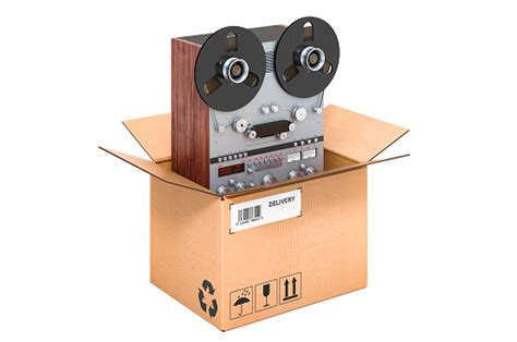 골판지 상자 배달 개념 내부의 릴 투 릴 테이프 레코더 흰색 배경에서 격리된 3d 렌더링 3차원 형태에 대한 스톡 사진 및 기타 이미지 Istock