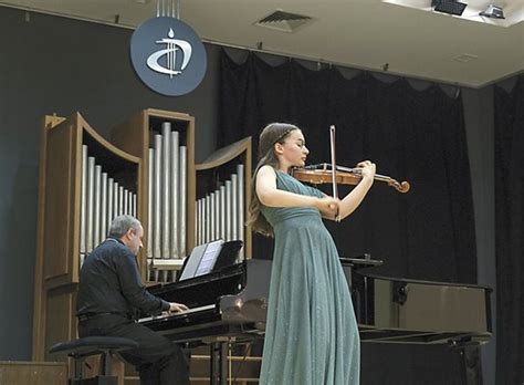 Академията за музикално танцово и изобразително изкуство прекрачи