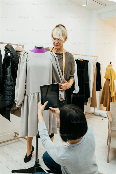 패션 스튜디오에서 일하는 두 명의 전문 디자이너 창조적 인 사람들 개념입니다 사진 Unsplash의 중소기업 이미지