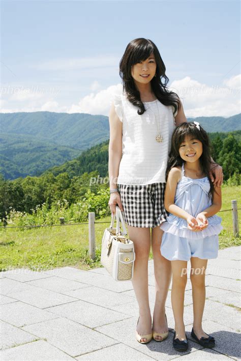 夏の山と親子母娘 写真素材 5723247 フォトライブラリー photolibrary