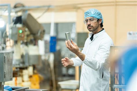 식품 생산 시설의 자동화 기계를 검사하는 검사관 품질 관리 안전 및 작업 흐름 효율성에 중점을 둡니다 현대식 제조 공장에서 식품 포장 기계를 감독하는 작업자 Stem 주제에