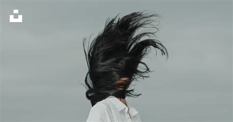 바람에 머리카락을 날리고 해변에 서 있는 여자 사진 Unsplash의 무료 인도 이미지