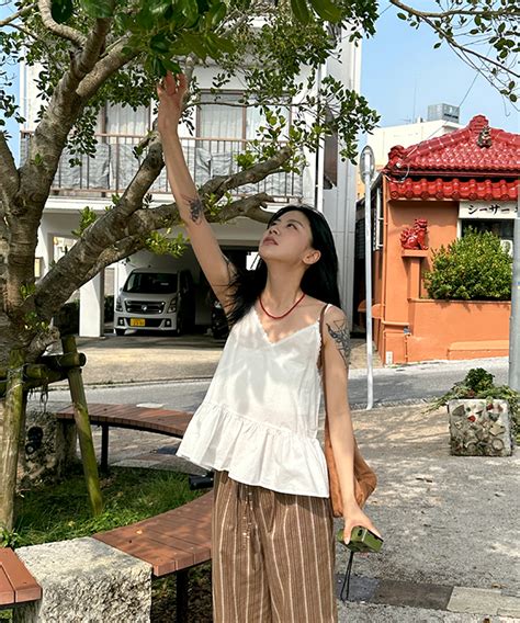 데일리쥬 히아신스 프릴 레이스 나시 블라우스길이 조절가능