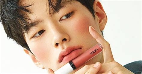 트위드 재킷 입고 빨간 립스틱 바르는 男중성미에 반하다