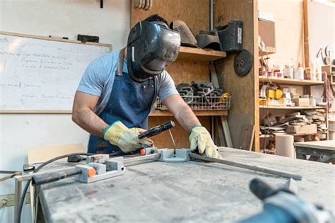 남자 보호 마스크와 장갑을 사용 하 여 금속 막대를 함께 용접 준비 하기 아르헨티나에 대한 스톡 사진 및 기타 이미지 아르헨티나 예술가 워크숍 Istock