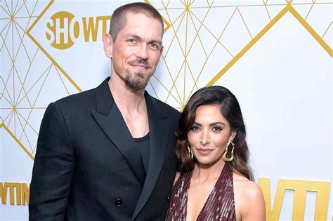 Sarah Shahi And Steve Howey Split 31 Sarah Shahi And Steve Howey At