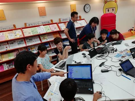 伊勢市ボランティアセンター 只今げんここるーむにて、コーダー道場伊勢さんによる「ゲーム制作体験」実施中。子どもたち