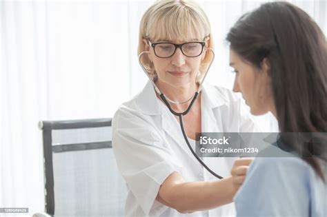 의사가 청진기로 환자의 심장 박동을 듣습니다 병원에서 의사와 환자 건강 관리 의료 검진 질병 의학 의료 및 사람들 개념 청진기 의사가 병원에서 환자 심장 박동이나 호흡을