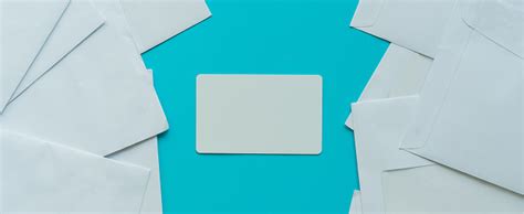 주택 융자 및 부채 비용에 대한 보험 월간 생활 방식 또는 지불 체크리스트 개념에 대한 파란색 배경에 많은 은행 편지 송장 또는