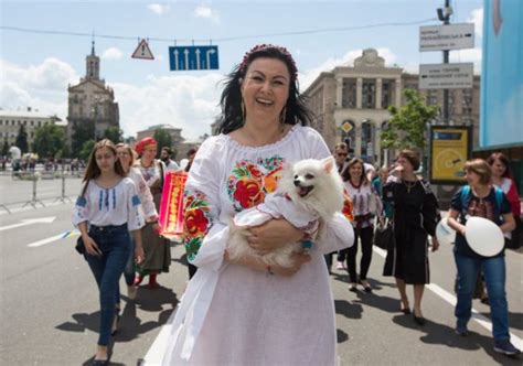 У Києві пройшов марш вишиванок фото Bbc News Україна