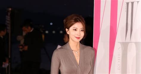 오윤아 아름다운 굴곡 살리는 밀착 드레스