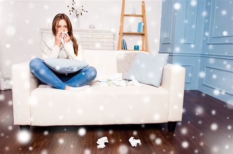 겨울에 조직에서 발열 재채기를 가진 아픈 소녀 감기와 독감에 대한 스톡 사진 및 기타 이미지 감기와 독감 건강관리와 의술 겨울 Istock