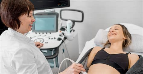 젊은 여성 환자에게 초음파 검사를 하는 수석 의사 사진 Unsplash의 병원 이미지