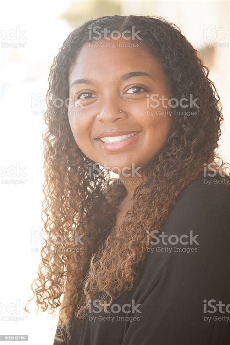 아프리카계 미국인 젊은 여성의 초상화 검은색에 대한 스톡 사진 및 기타 이미지 검은색 곱슬 머리 교육 Istock