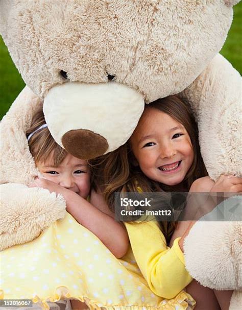 Suster Dalam Pelukan Beruang Besar Foto Stok Unduh Gambar Sekarang