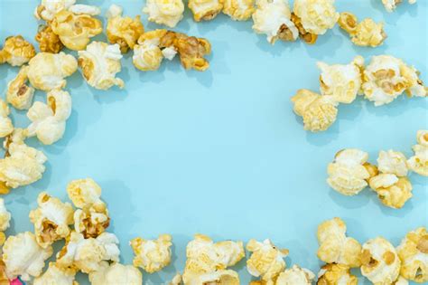 흩어져 소금된 팝콘 질감 배경 파란색 배경에 팝콘 패턴입니다 최고의 볼 수 있습니다 팝콘 테두리 클리핑 경로 포함 0명에 대한 스톡 사진 및 기타 이미지 Istock