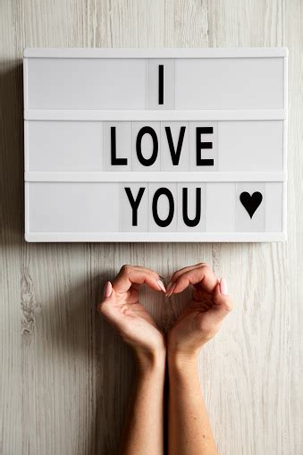 현대 보드 텍스트와 함께 난 사랑 심 혼의 형태로 여성 손에 흰색 나무 배경 평면도 위에 오버 헤드 플랫이 하다 발렌타인의 하루입니다 2월에 대한 스톡 사진 및 기타 이미지