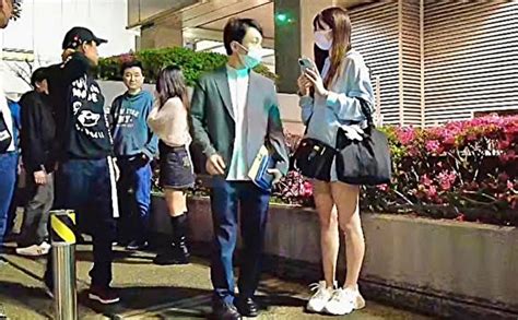 衝撃映像立ちんぼしてた13歳の少女男達に連れてかれこうなる ポッカキット