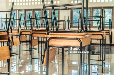 학교 개념으로 돌아갑니다 학교 빈 교실 책상과 의자가있는 강의실 철제 나무 는 어린 학생없이 고등학교 태국에서 수업을 공부하고 중등 교육의 내부 가구에 대한 스톡 사진 및