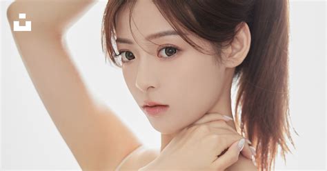 포니테일을 한 젊은 여성이 사진을 위해 포즈를 취하고 있다 사진 Unsplash의 무료 여자 이미지