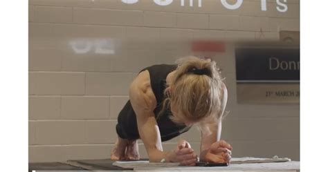 Баба на 12 внуци постави рекорд за най дълъг планк Видео