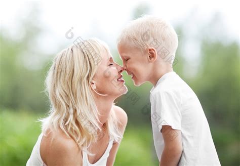 母亲和儿子图片 包图网企业站